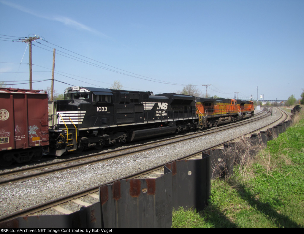 NS 1033; BNSF 4789 and 9169